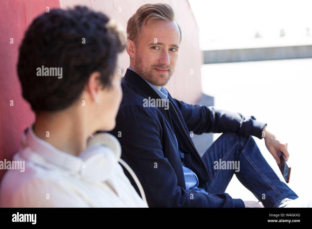 Young women sitting face face hi-res stock photography and images - Alamy