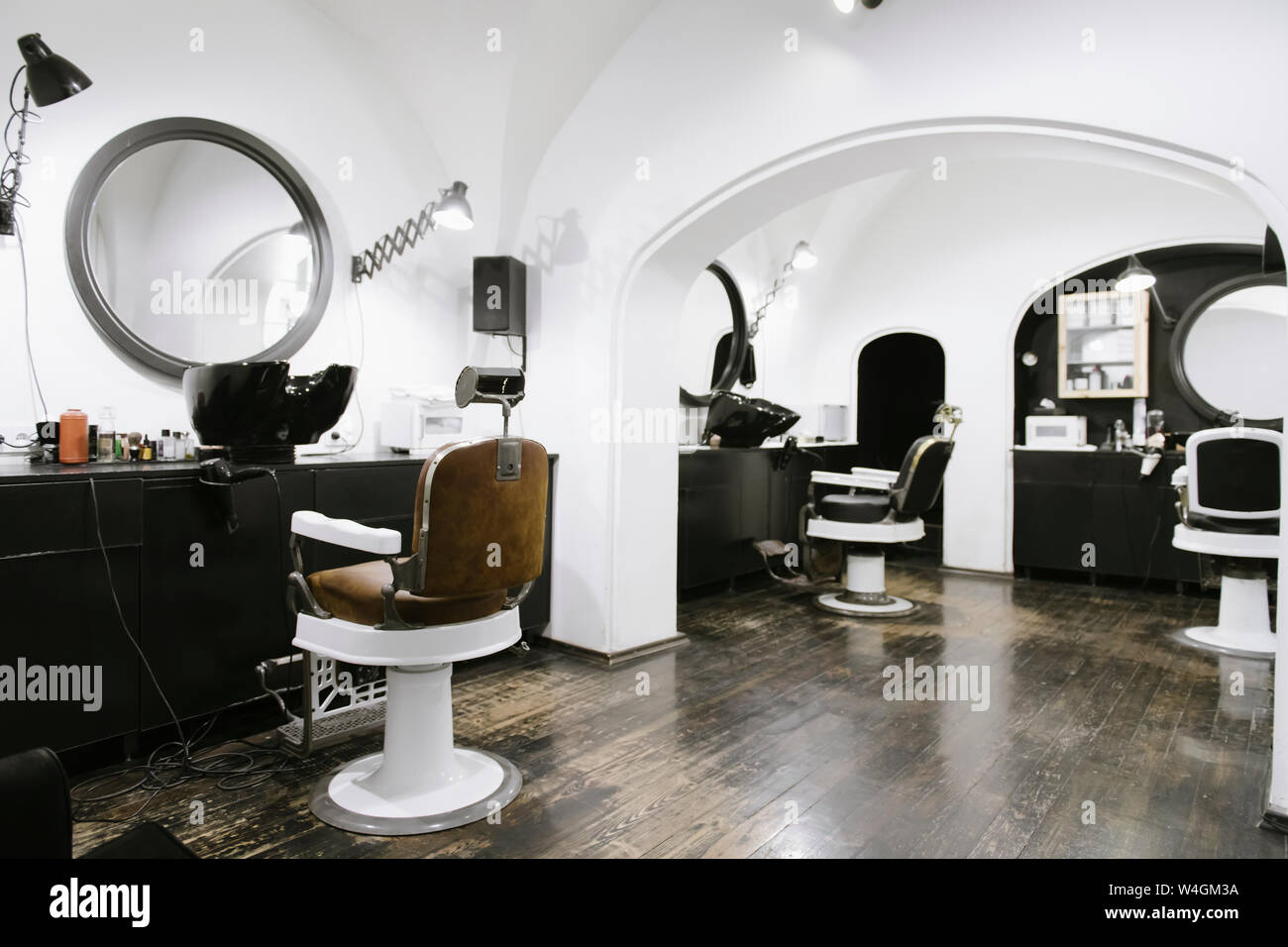 Vintage barber shop interior hi-res stock photography and images - Alamy