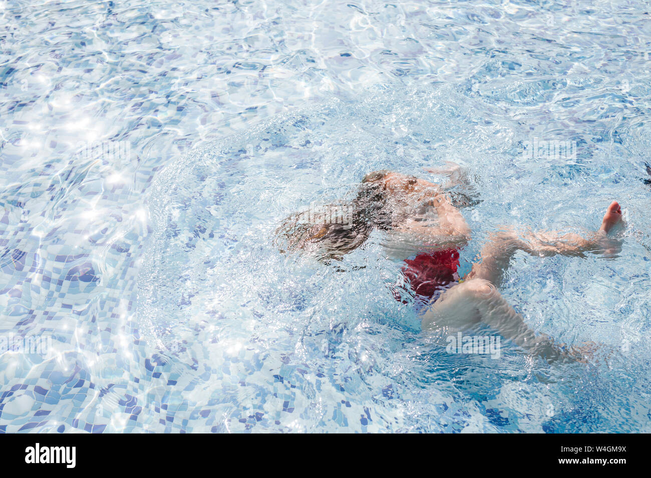 Girl diving in swimming pool Stock Photo - Alamy