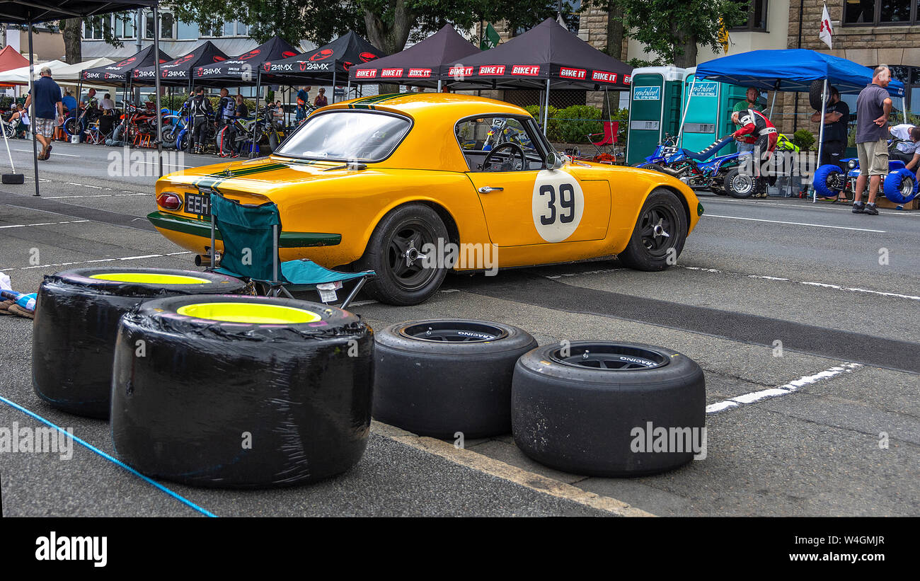 Action packed hi-res stock photography and images - Alamy