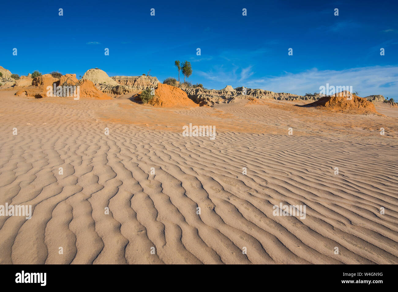 UNESCO World Heritage Mungo National Park, part of the Willandra Lakes ...