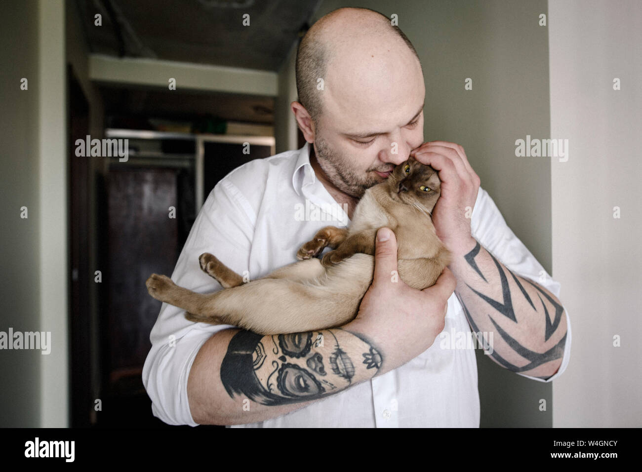 Animals cuddling hi-res stock photography and images - Alamy