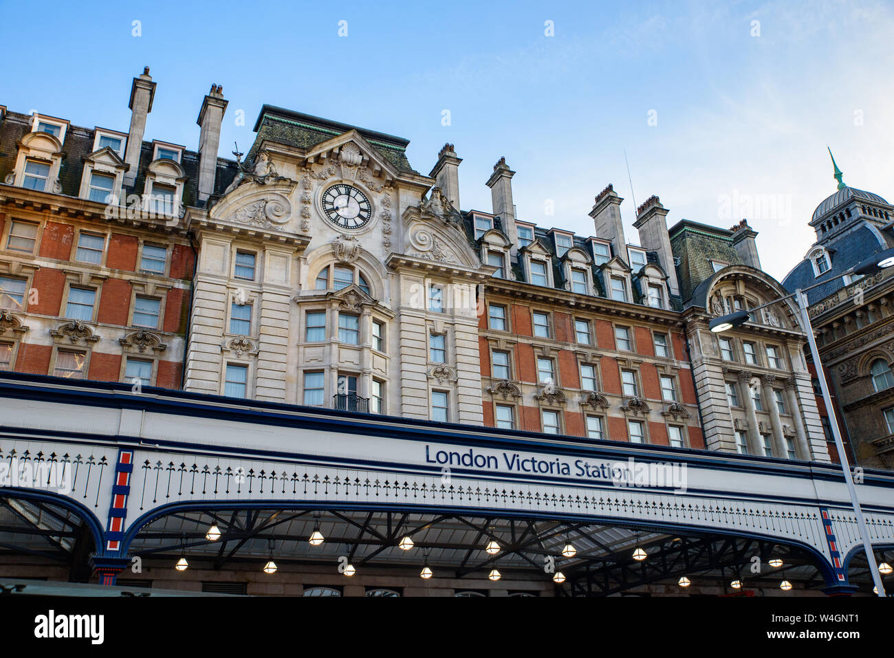 London victoria train station old hi-res stock photography and images ...