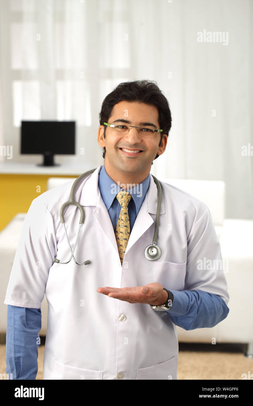 Portrait of a male doctor smiling Stock Photo - Alamy
