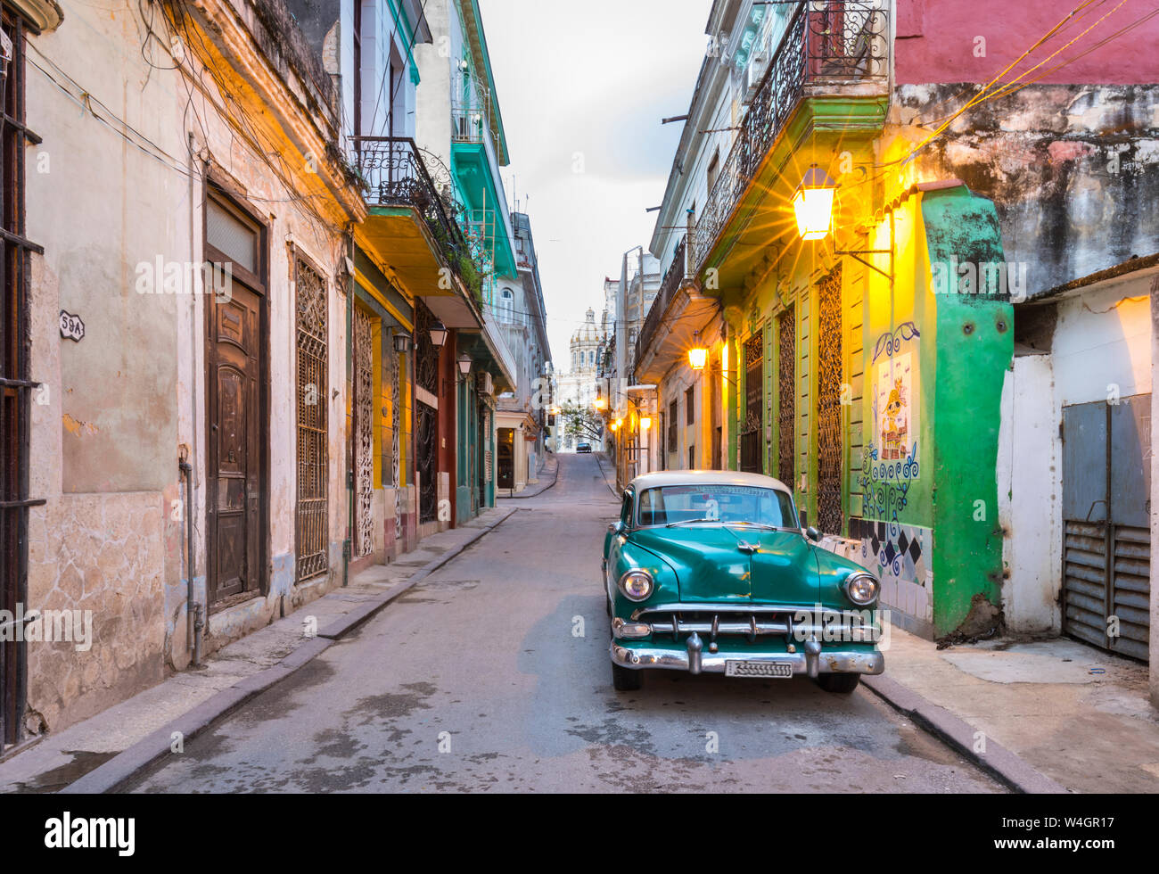 Vintage empty street hi-res stock photography and images - Alamy