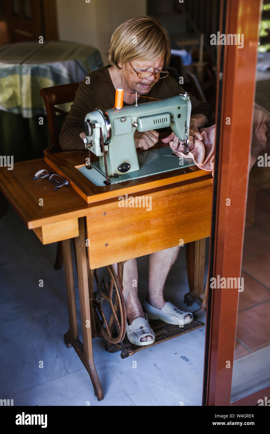 Old Antique Sewing Machine High Resolution Stock Photography and Images ...