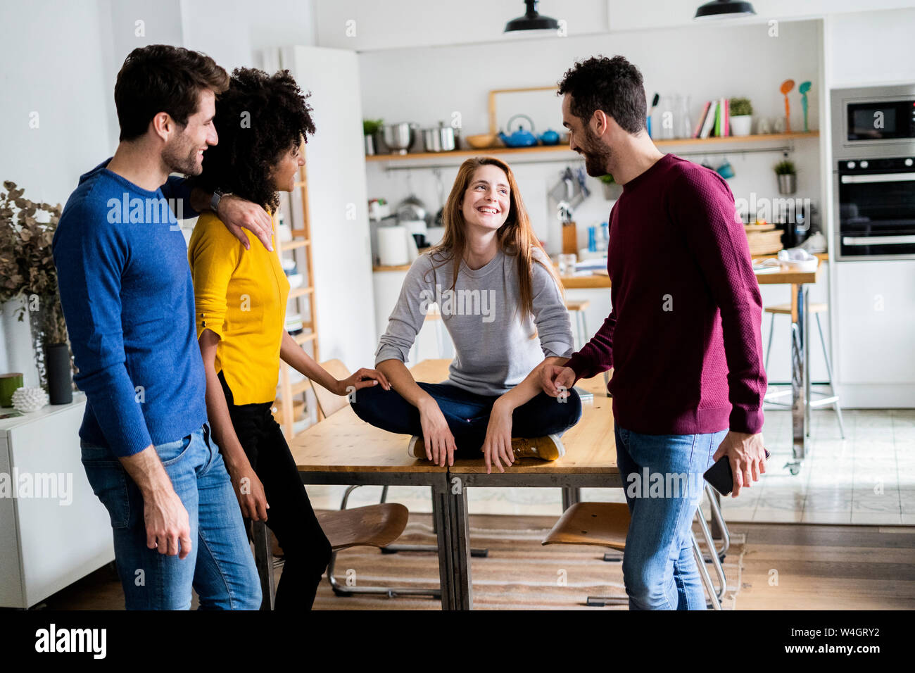 Friends kitchen table hi-res stock photography and images - Alamy
