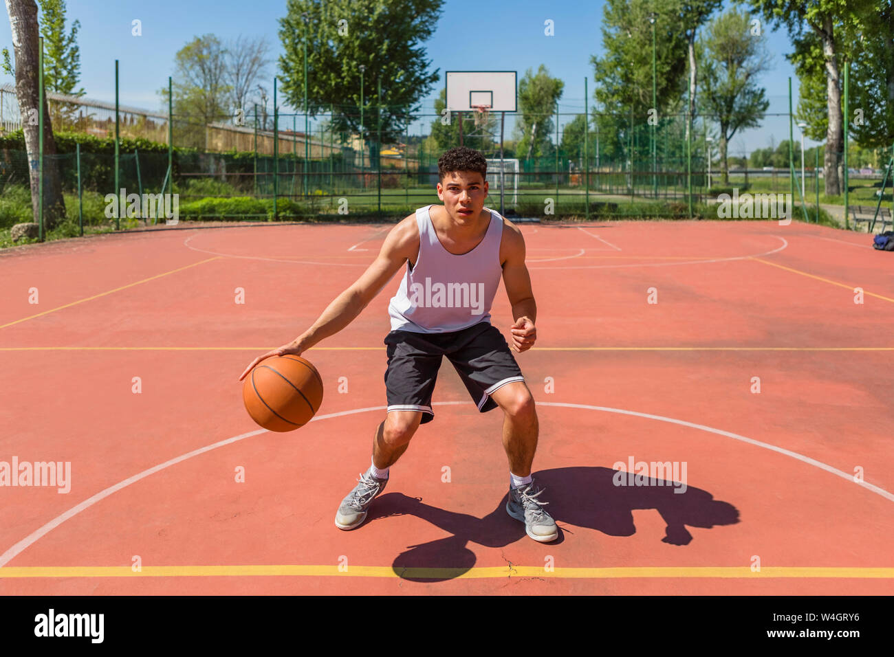 Focused basketball player hi-res stock photography and images - Alamy