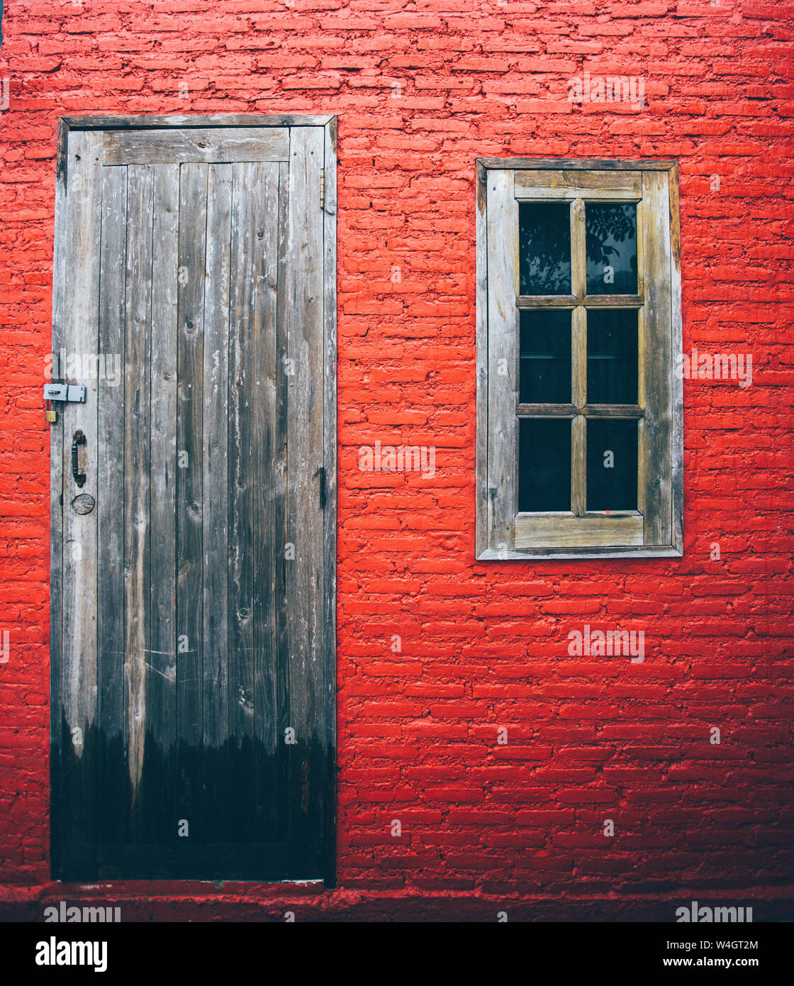 Red window doors hi-res stock photography and images - Alamy