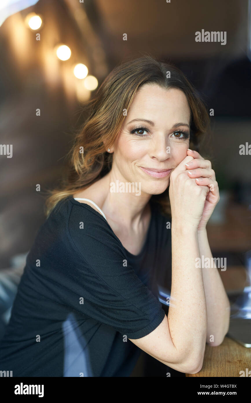 Woman looking table top hi-res stock photography and images - Alamy