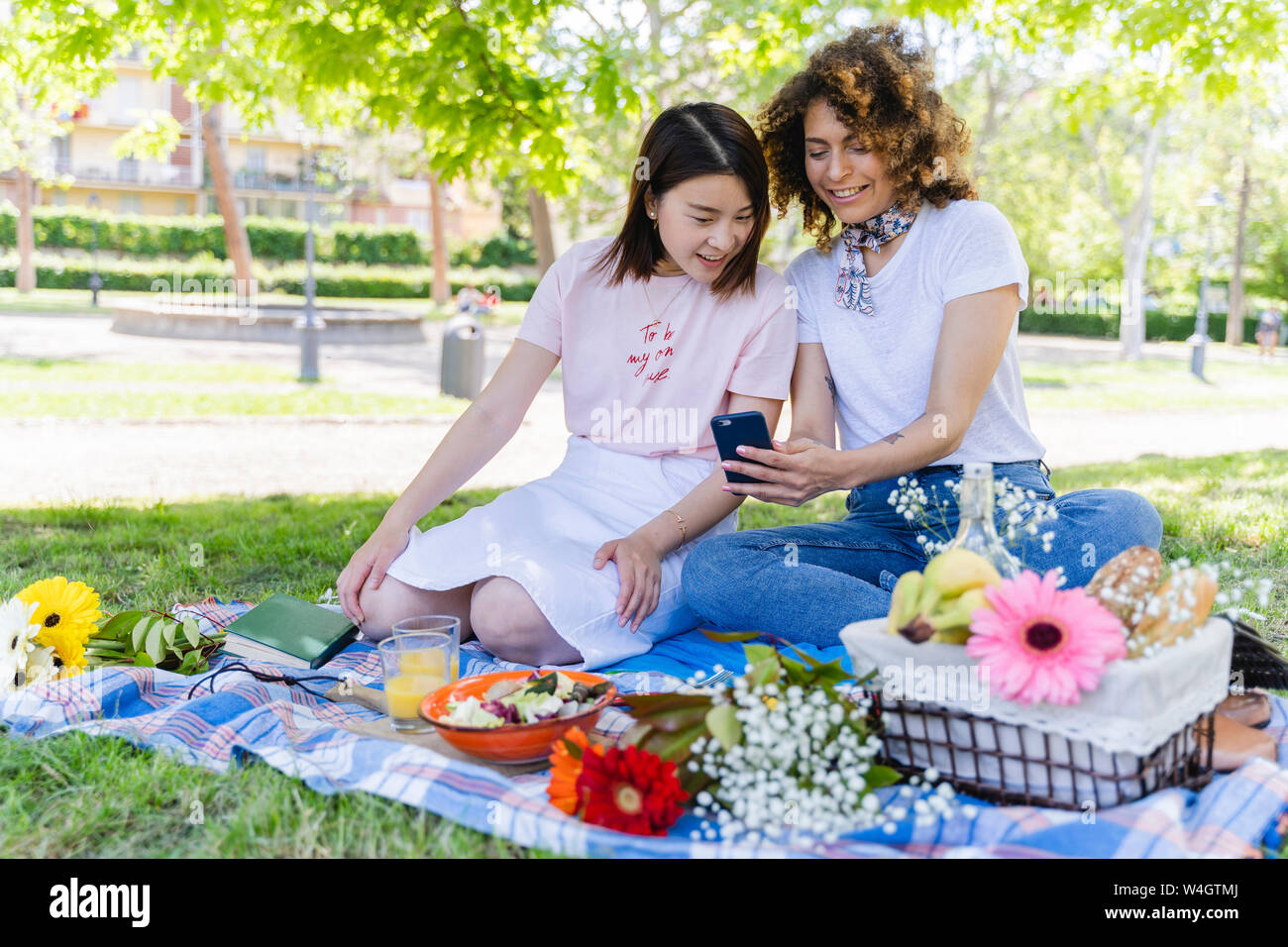 Hispanic asian women using hi-res stock photography and images - Alamy