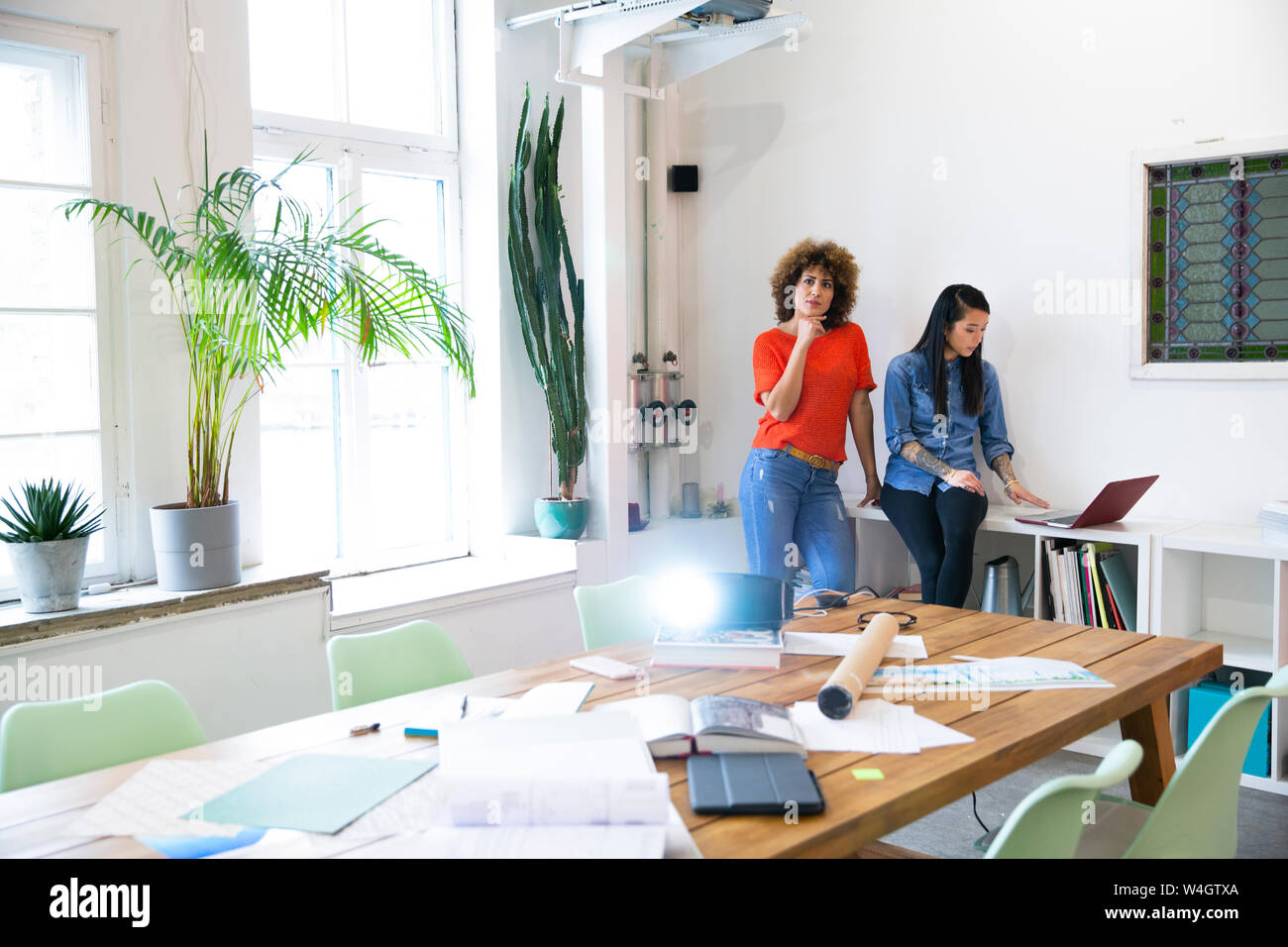 Laptop projector hi-res stock photography and images - Alamy