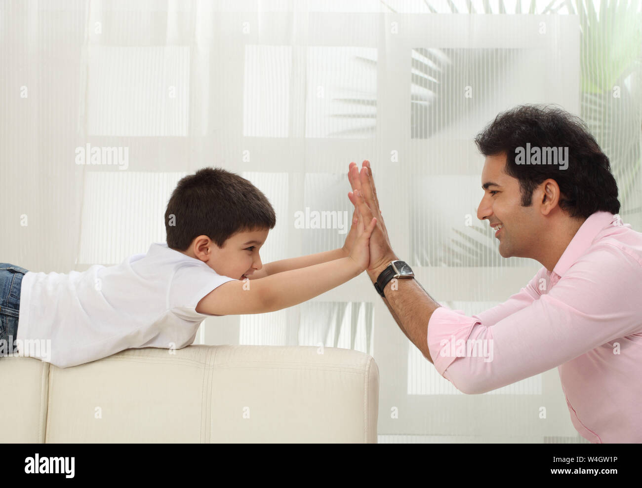 Hi five hi-res stock photography and images - Alamy