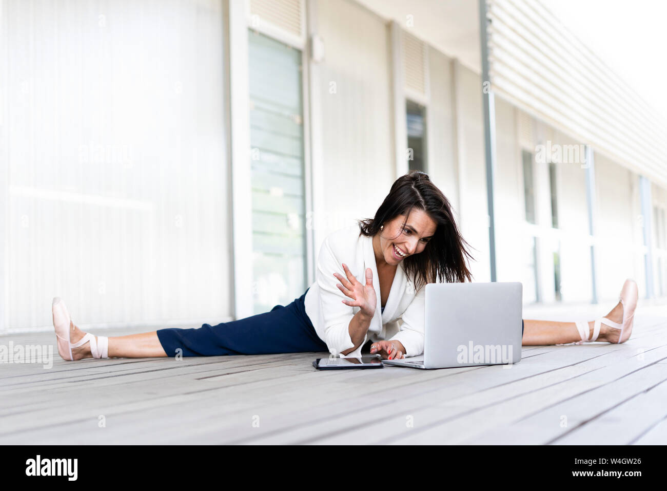 Female balett dancer sitting on the ground hi-res stock photography and ...