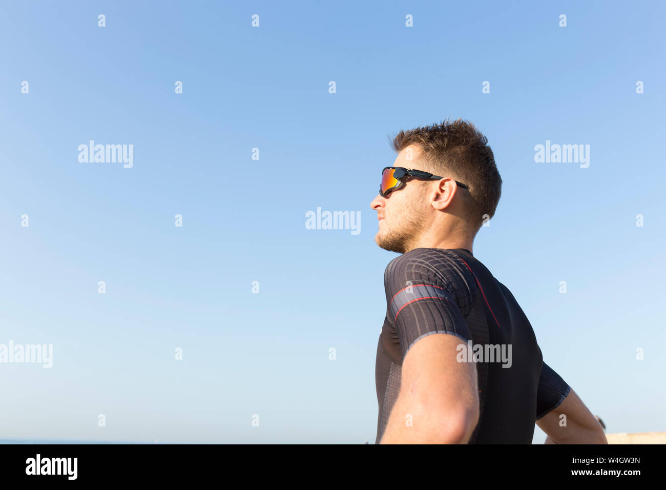 Men in the sun hi-res stock photography and images - Alamy