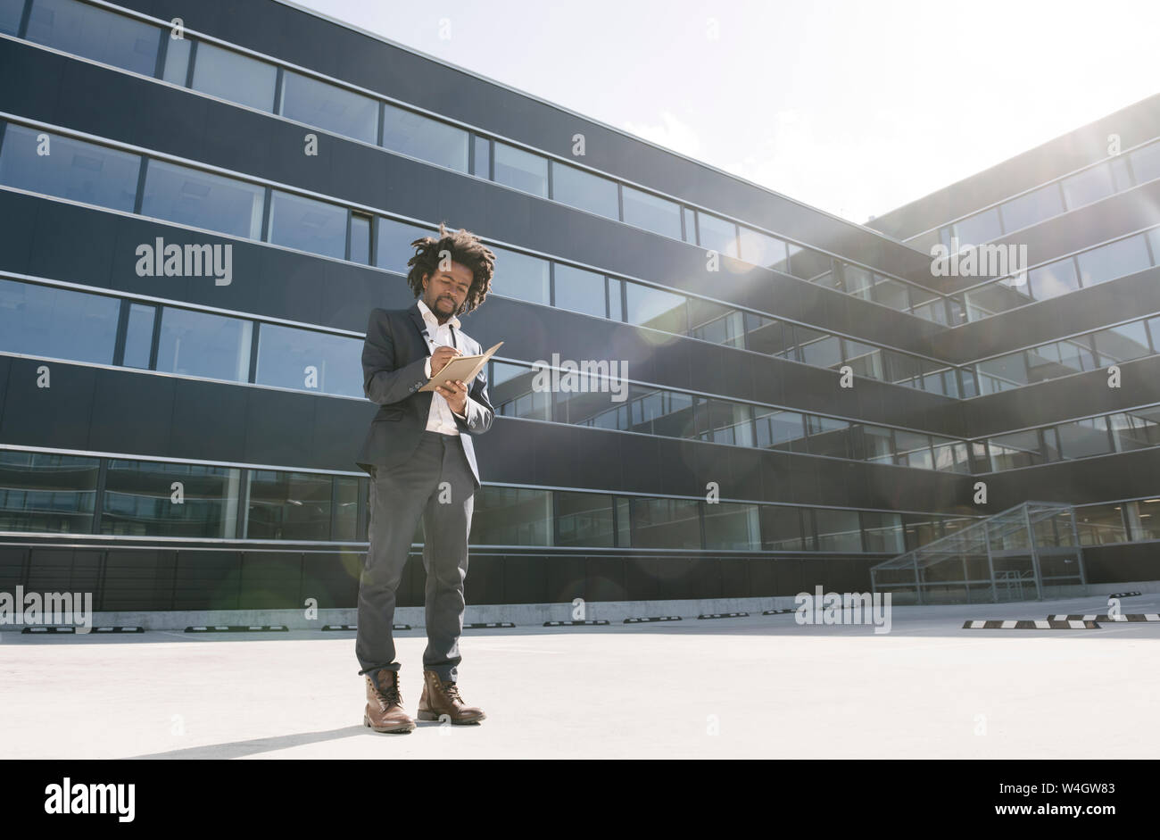 Man taking notes outside hi-res stock photography and images - Alamy