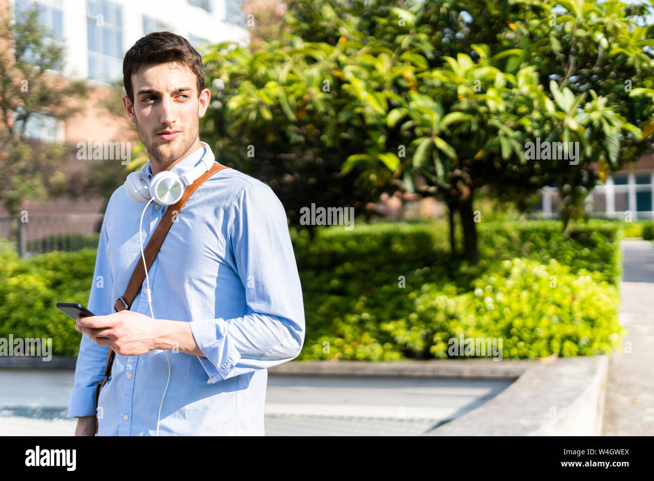 Headphones and holding smartphone hi-res stock photography and images ...