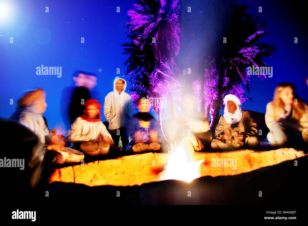 Campfire full moon hi-res stock photography and images - Alamy