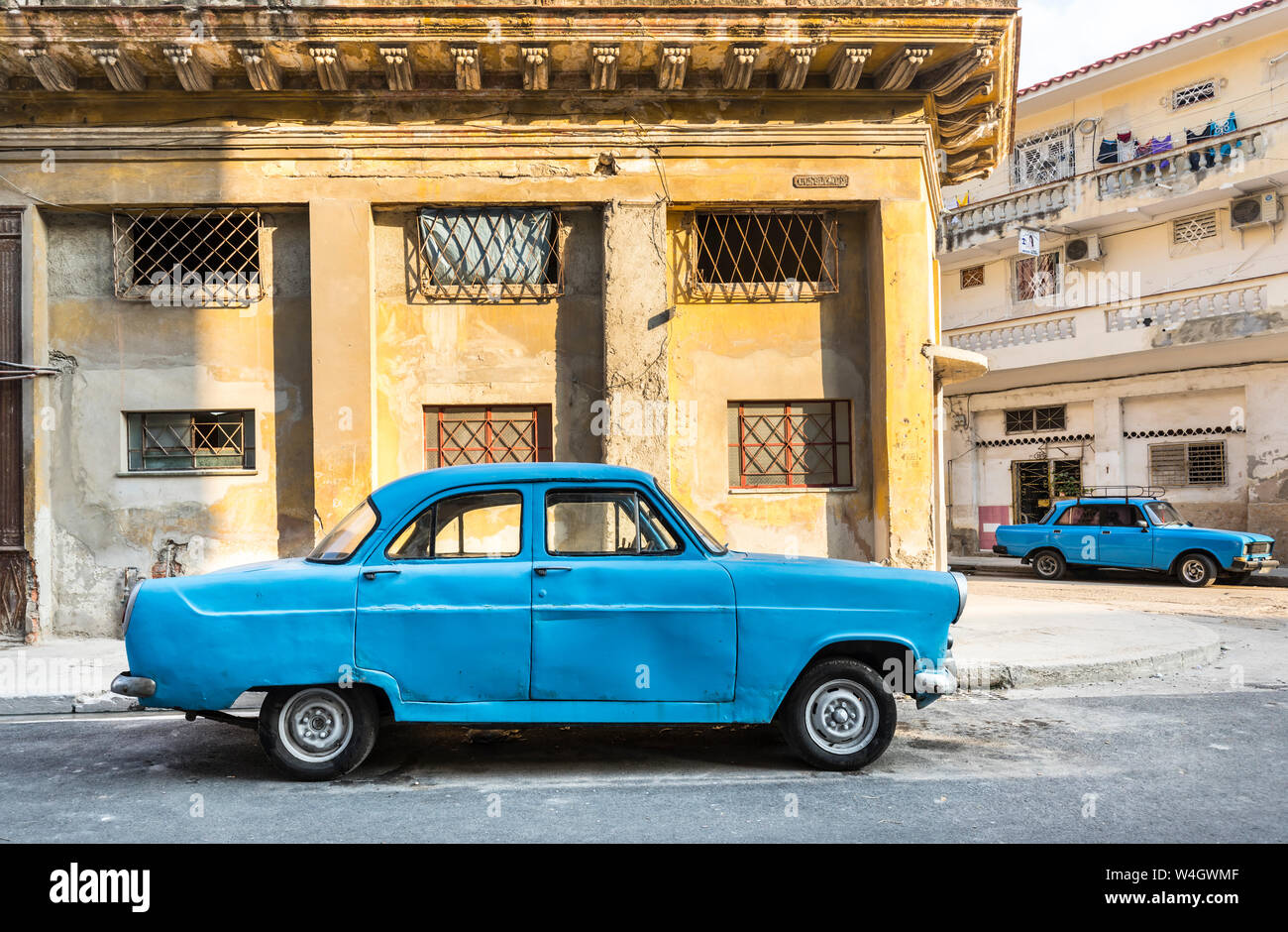 Blue vintage car hi-res stock photography and images - Alamy