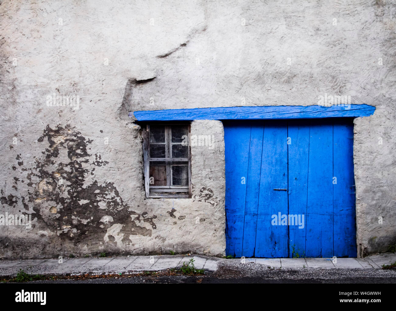 Blue door hi-res stock photography and images - Alamy