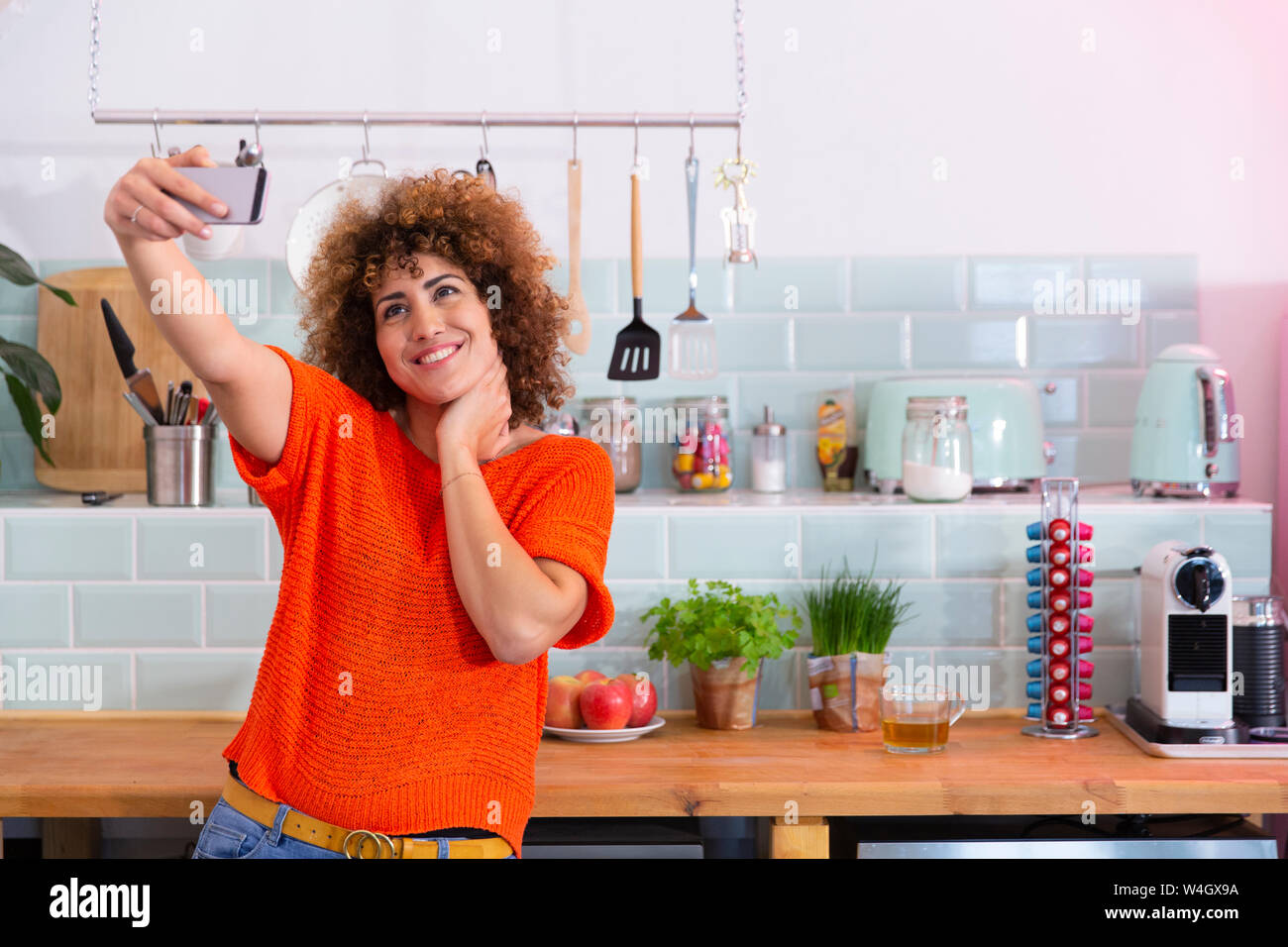 Women selfie kitchen hi-res stock photography and images - Alamy