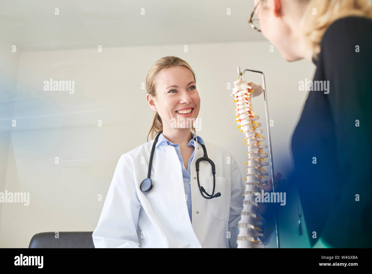Doctor talking to patient female hi-res stock photography and images ...