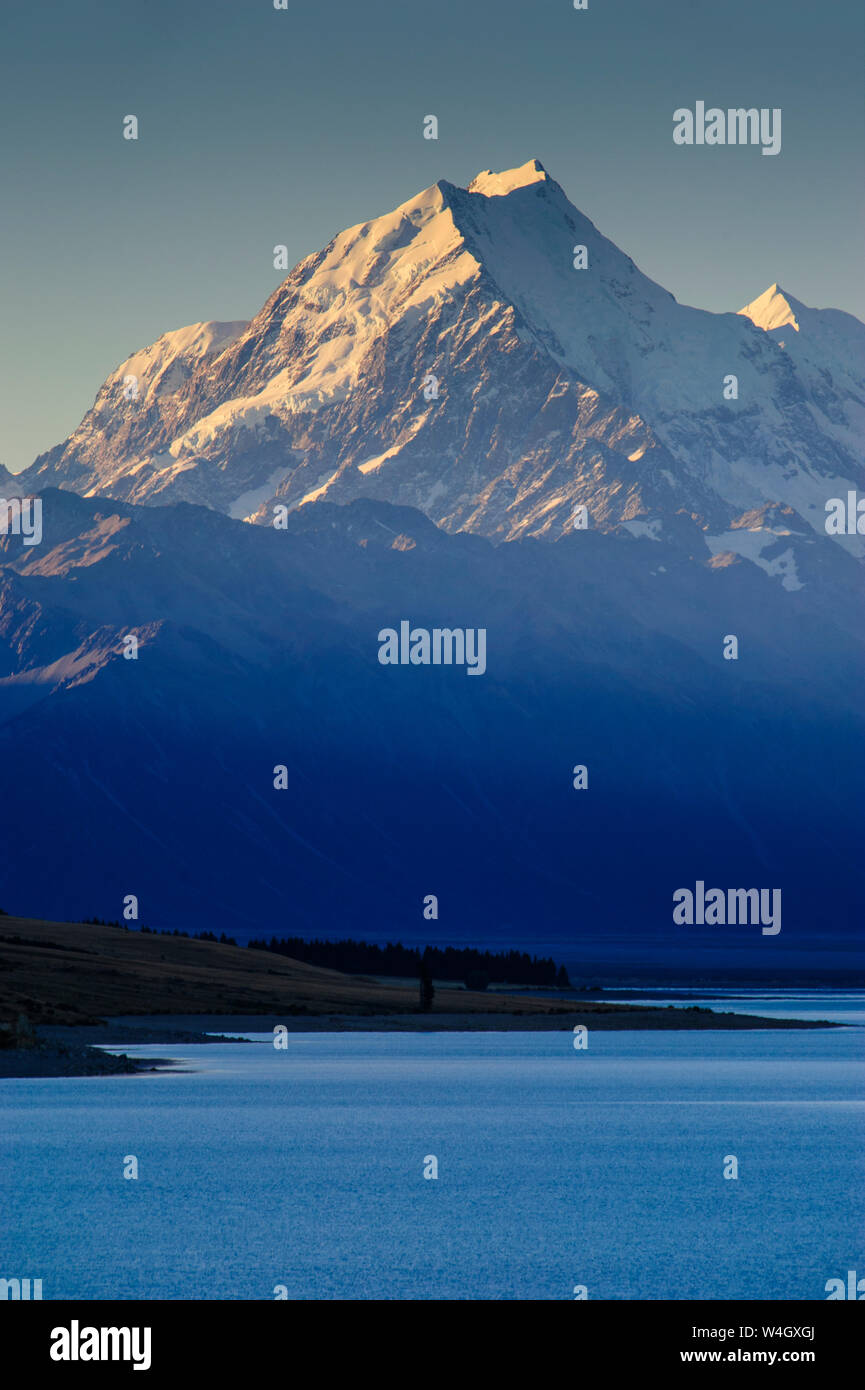 Evening lake pukaki hi-res stock photography and images - Alamy