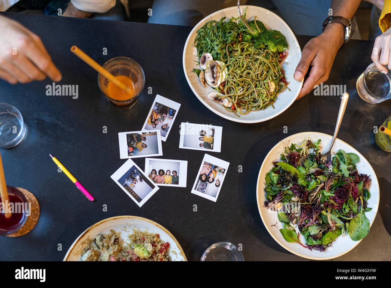 Multicultural group table hi-res stock photography and images - Alamy