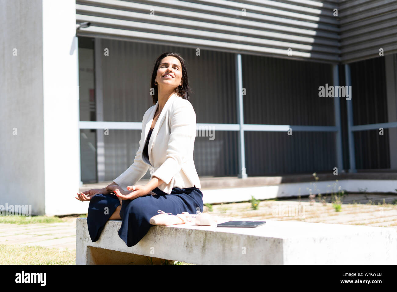 Female ballet dancer in front of an office during work Stock Photo - Alamy