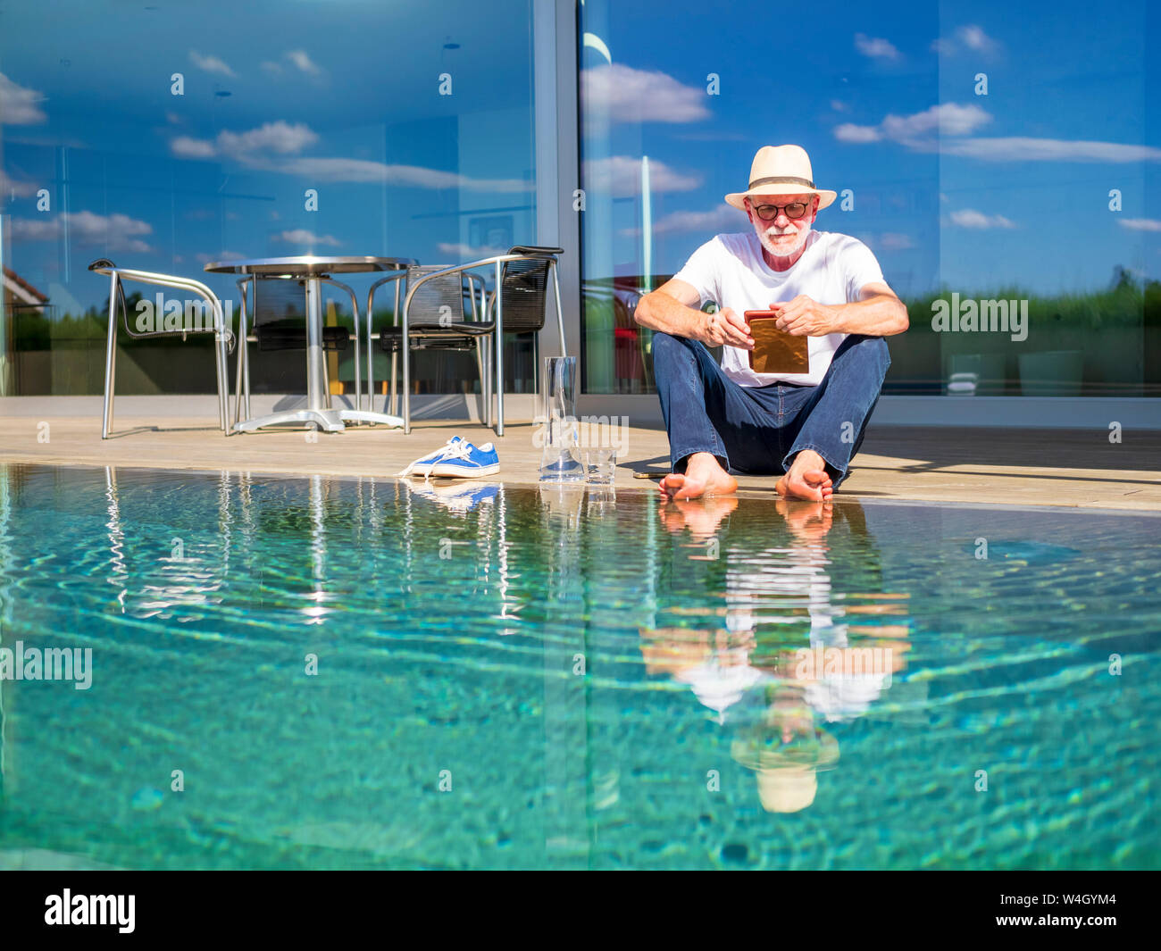 Reading pool hi-res stock photography and images - Alamy