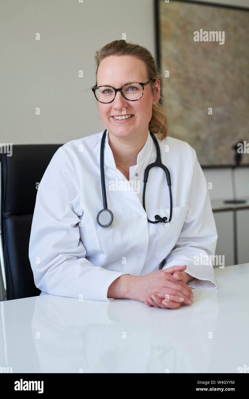 Portrait caucasian woman in medical hi-res stock photography and images ...