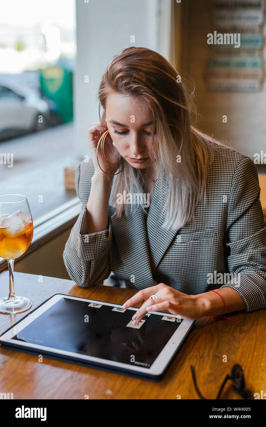 Using bar wifi hi-res stock photography and images - Alamy