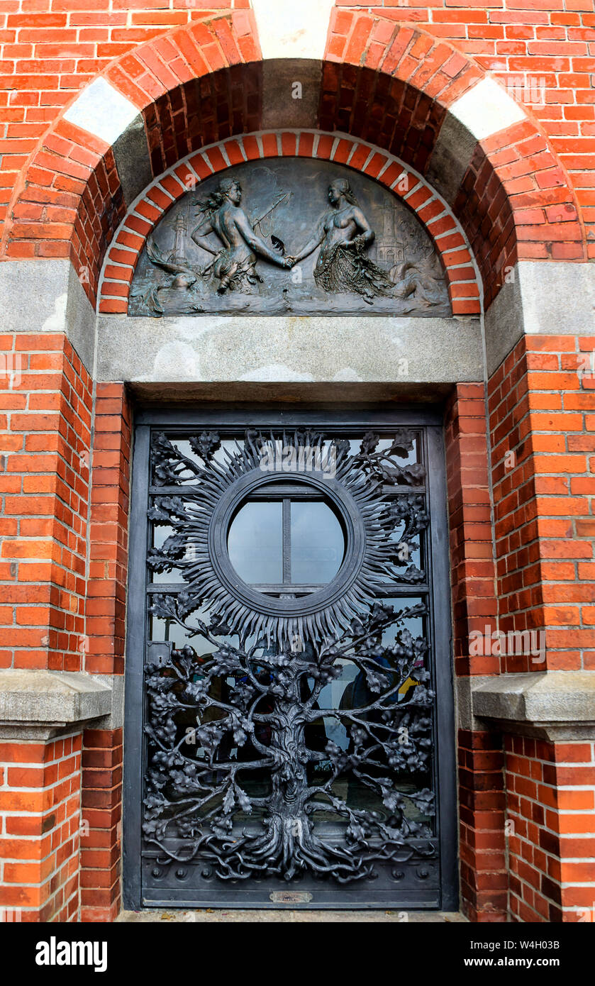 The Holtenau Lighthouse at the entrance to the Kiel-Holtenau lock is ...