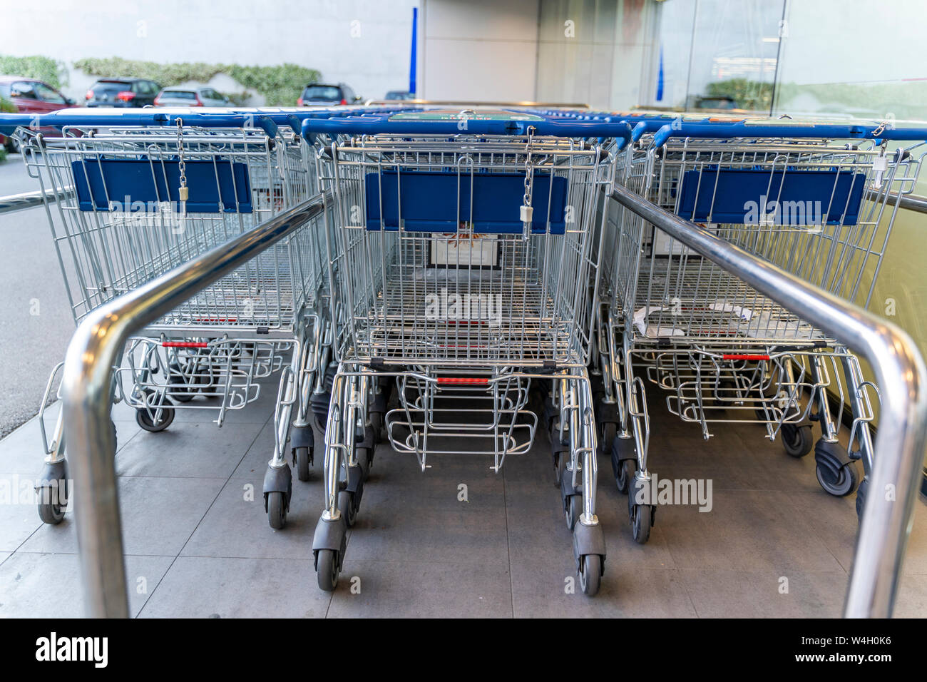 Row of shopping carts Stock Photo - Alamy