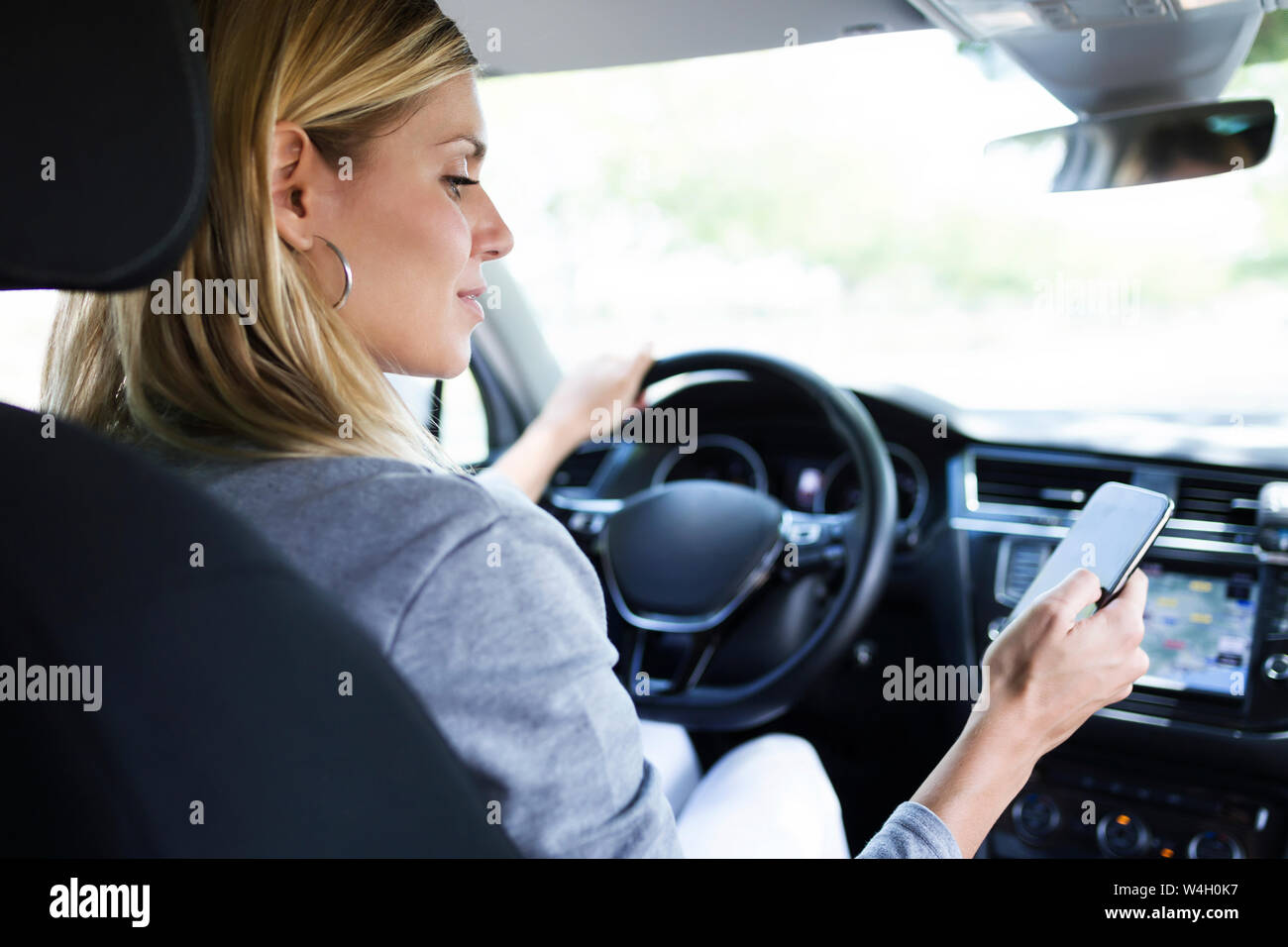 Using mobile when driving hi-res stock photography and images - Alamy