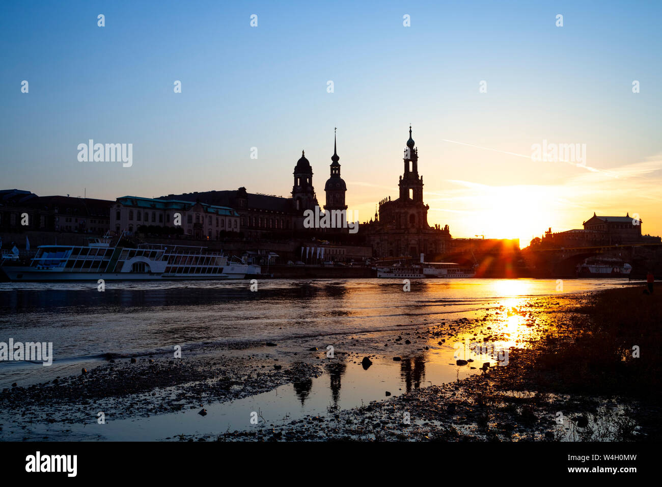 Skyline by sunset hi-res stock photography and images - Alamy