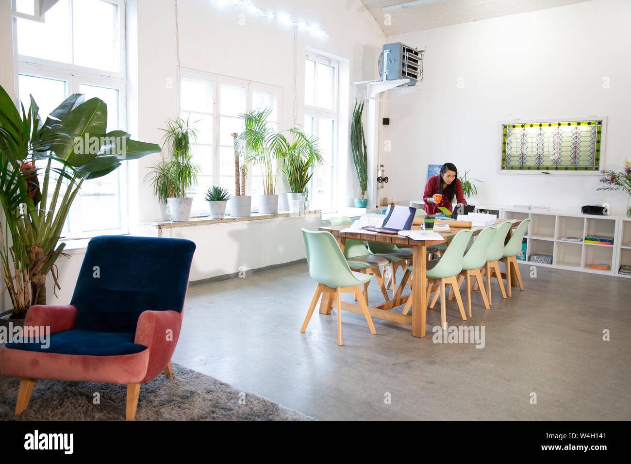 Black woman at conference table hi-res stock photography and images - Alamy