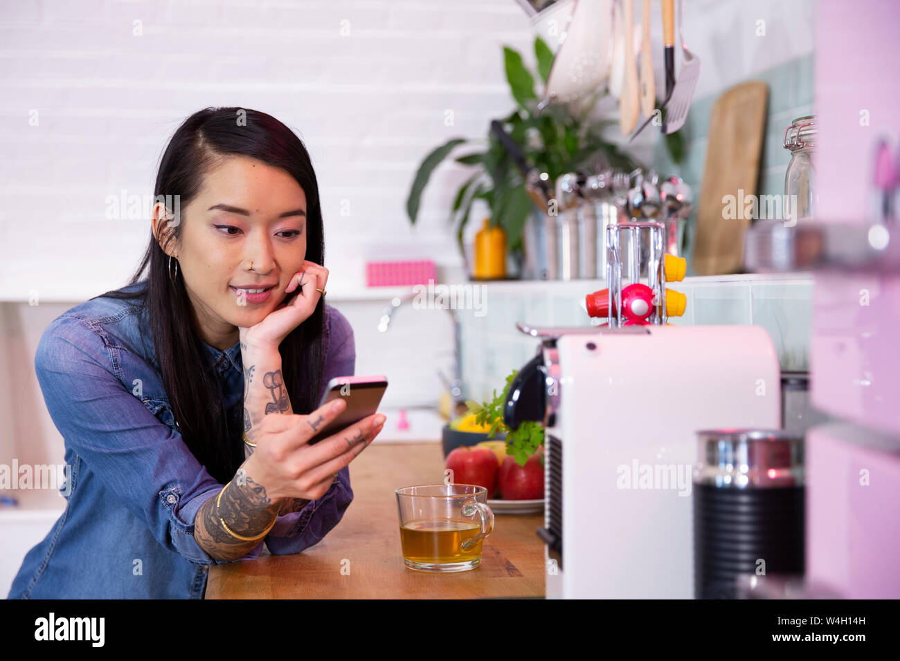 Black women in kitchen hi-res stock photography and images - Alamy