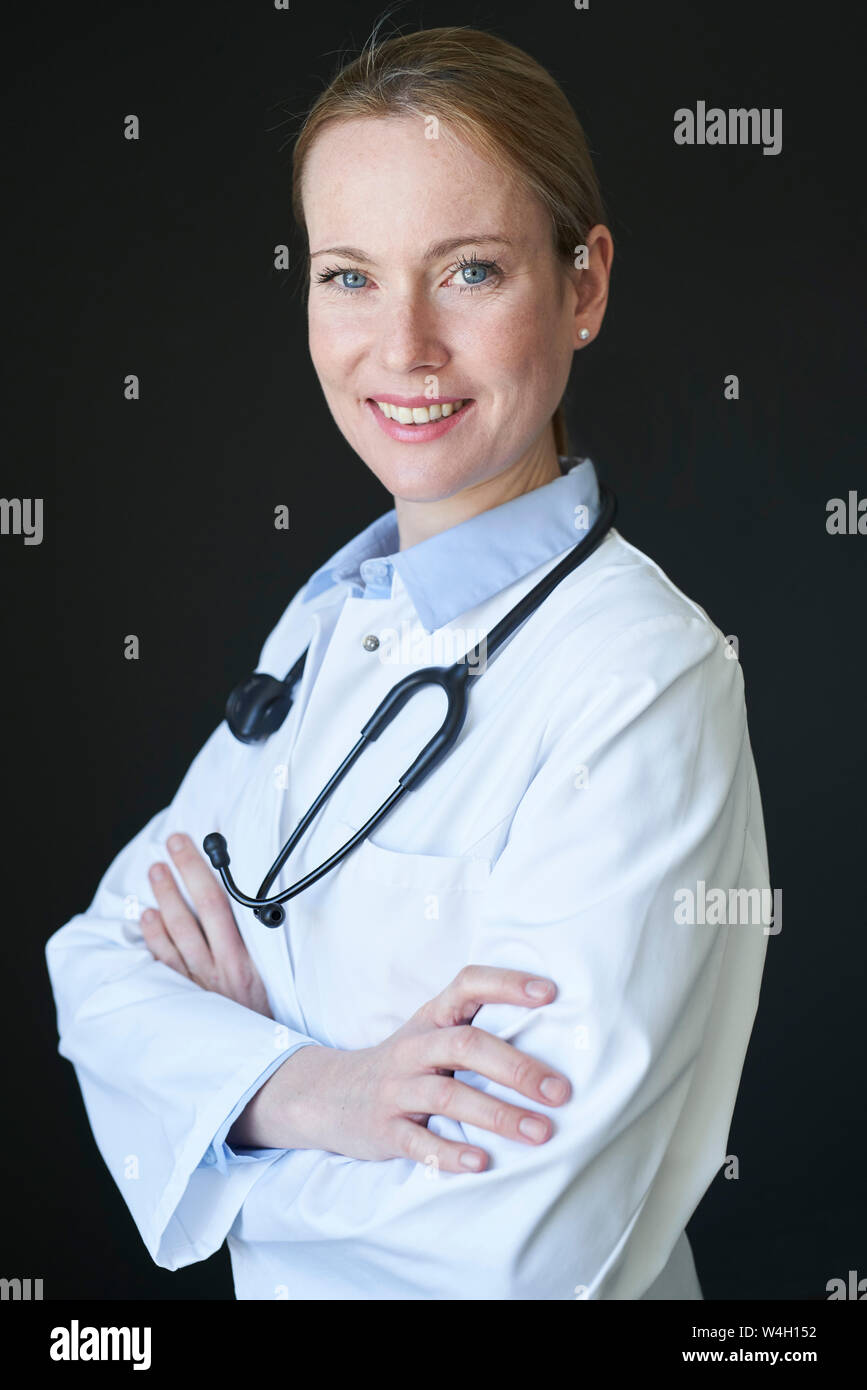 Female portrait smile confident hi-res stock photography and images - Alamy Female portrait smile confident hi-res stock photography and images - Alamy