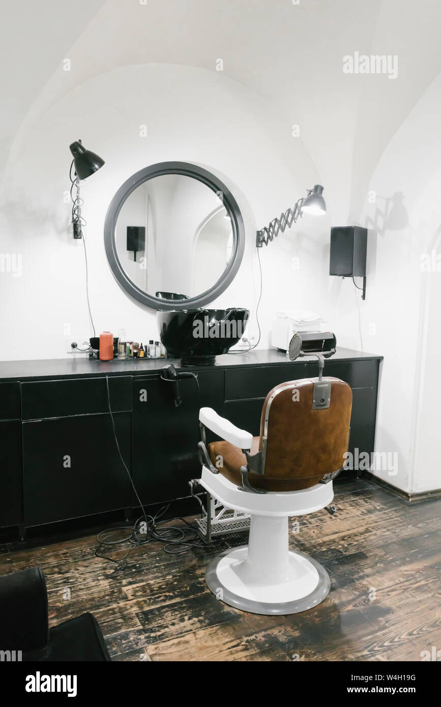 Retro barber chair hi-res stock photography and images - Alamy