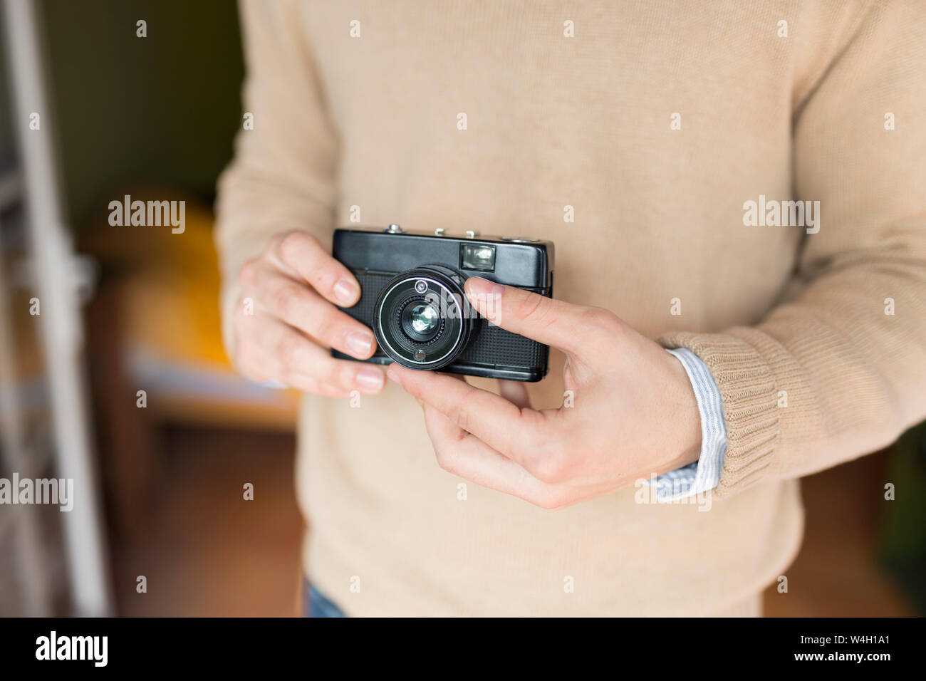 Man holding camera hi-res stock photography and images - Alamy