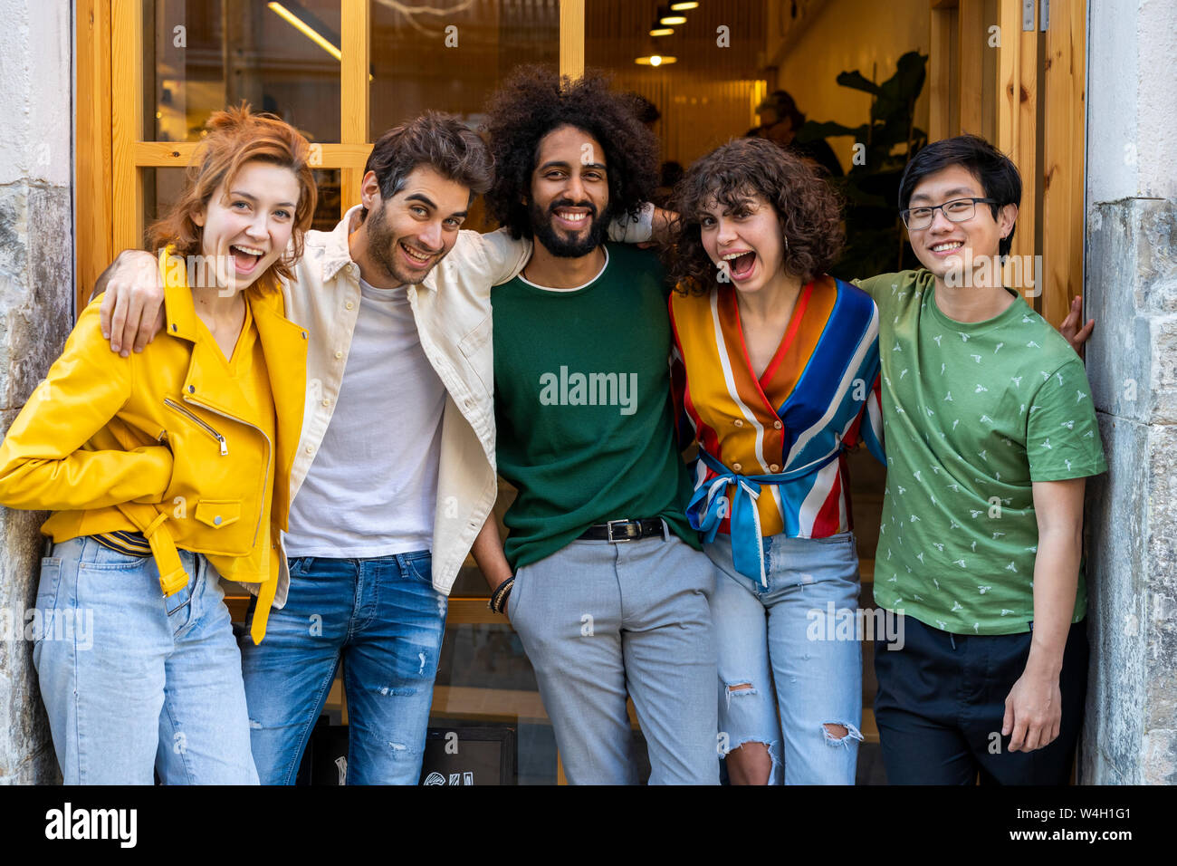 Happy group of friends hi-res stock photography and images - Alamy