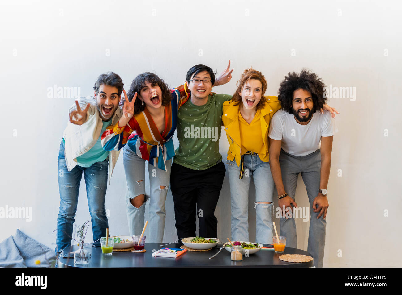 Group eating in a asian restaurant hi-res stock photography and images ...
