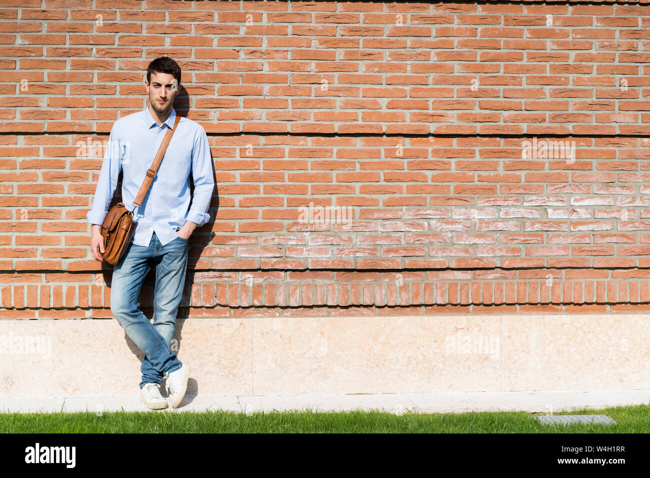 Man leaning on wall hi-res stock photography and images - Alamy
