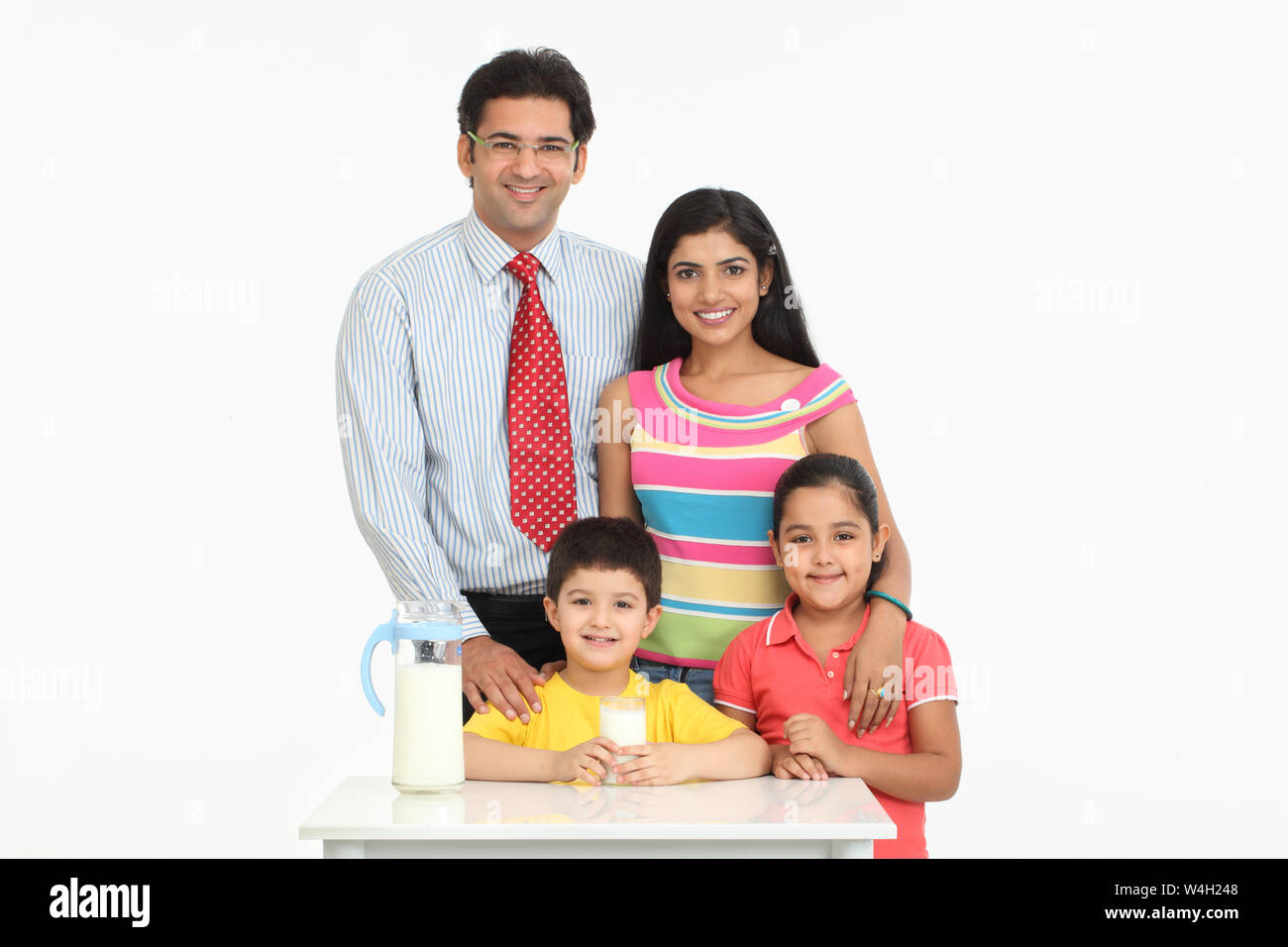 Portrait of a family smiling Stock Photo - Alamy