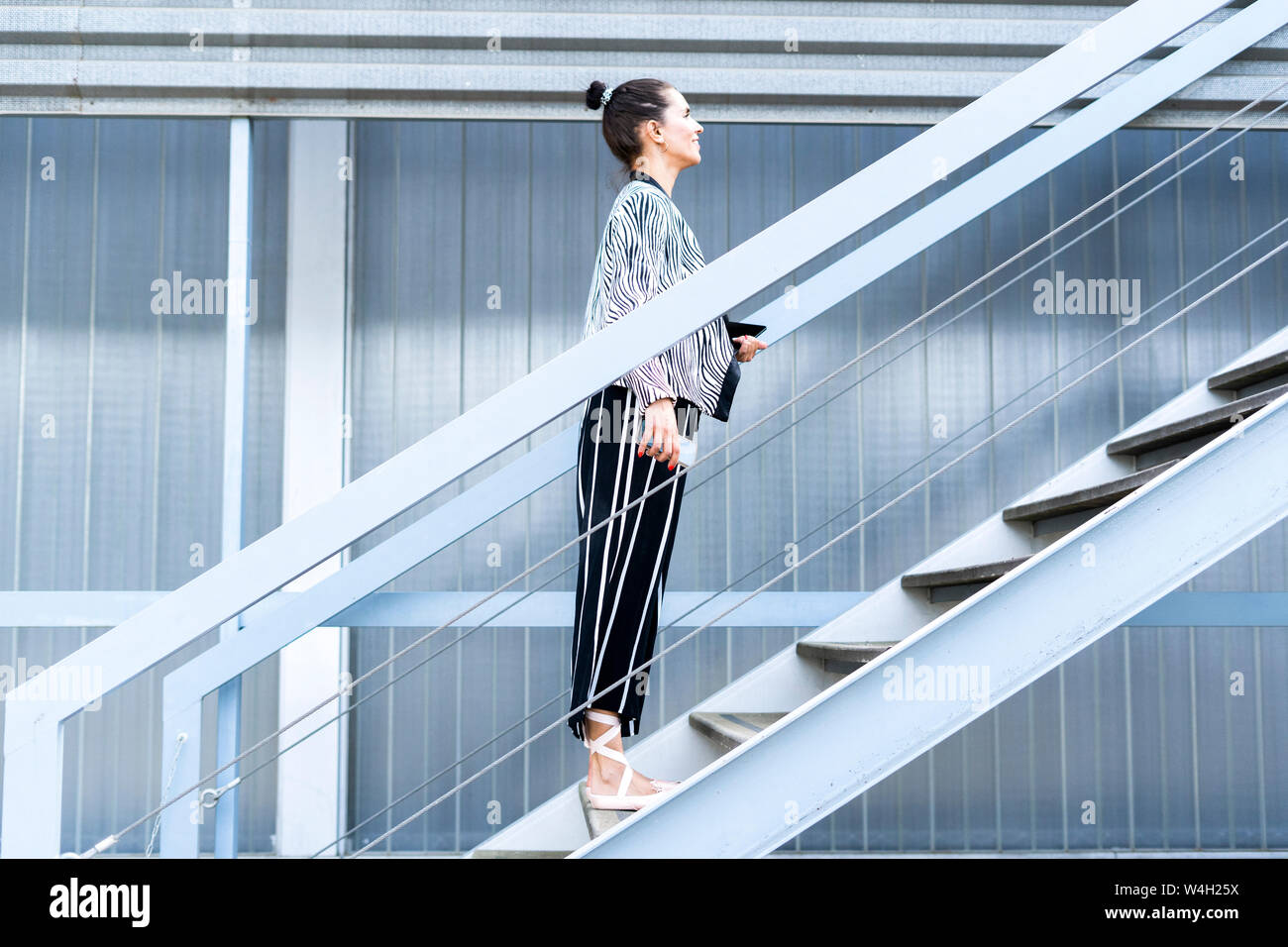 Female ballet dancer smartphone hi-res stock photography and images - Alamy