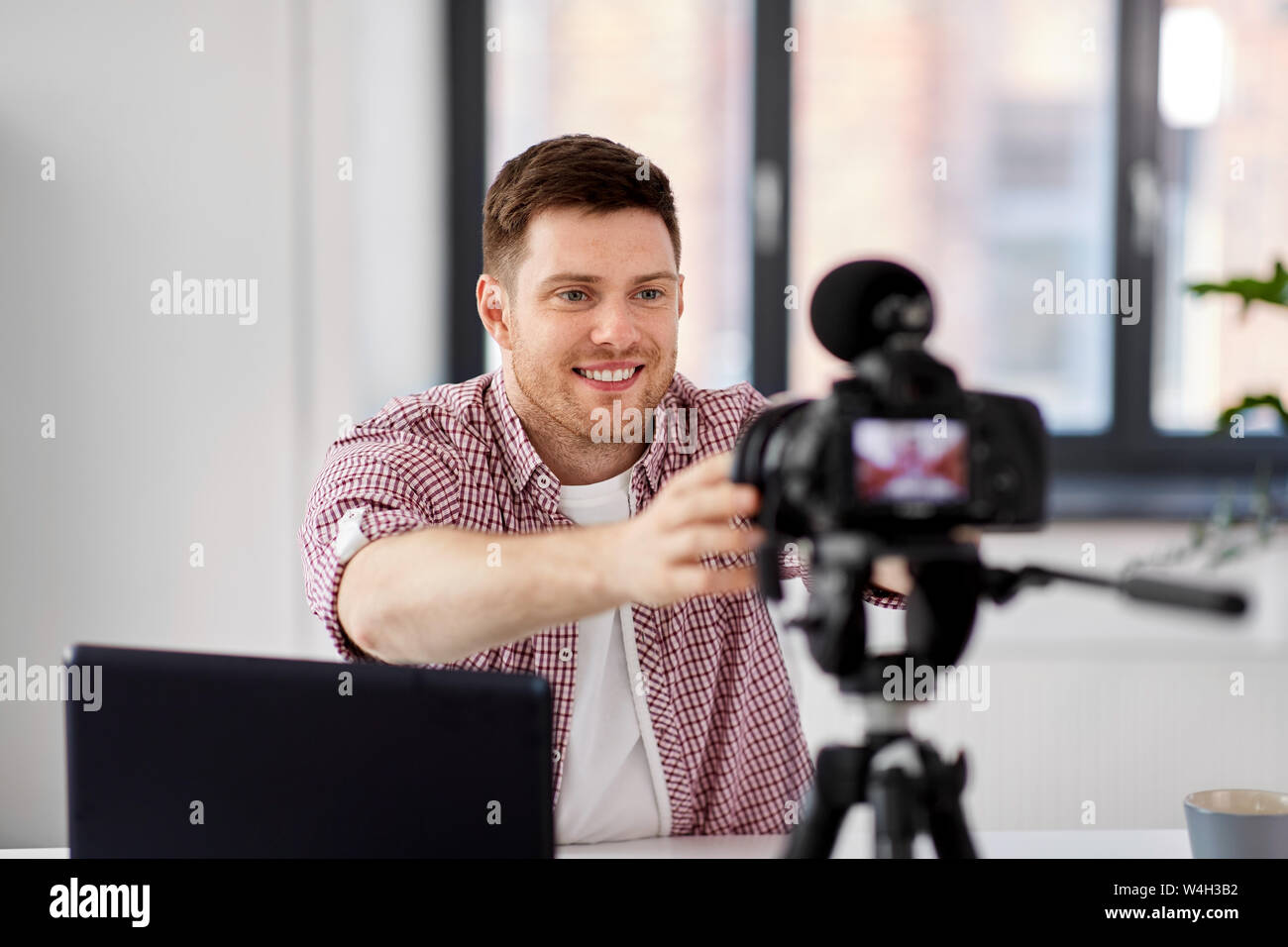 Man setting up camera equipment hi-res stock photography and images - Alamy