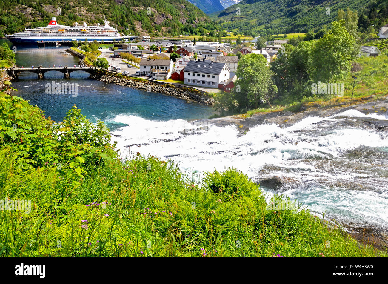 People on bridge waterfall hi-res stock photography and images - Alamy