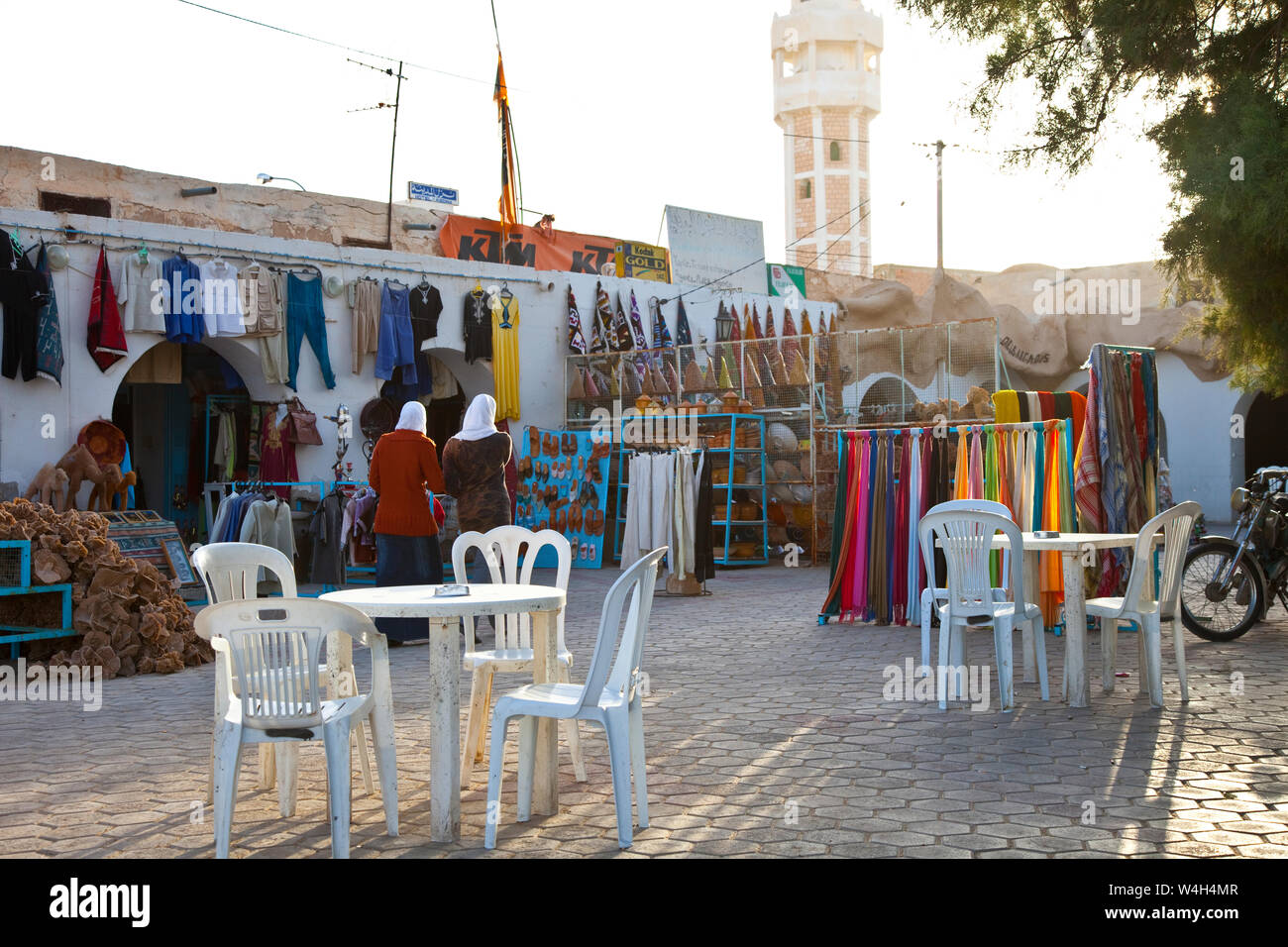 Pueblo de Douz, Desierto del sur de Tunez, Africa Stock Photo - Alamy