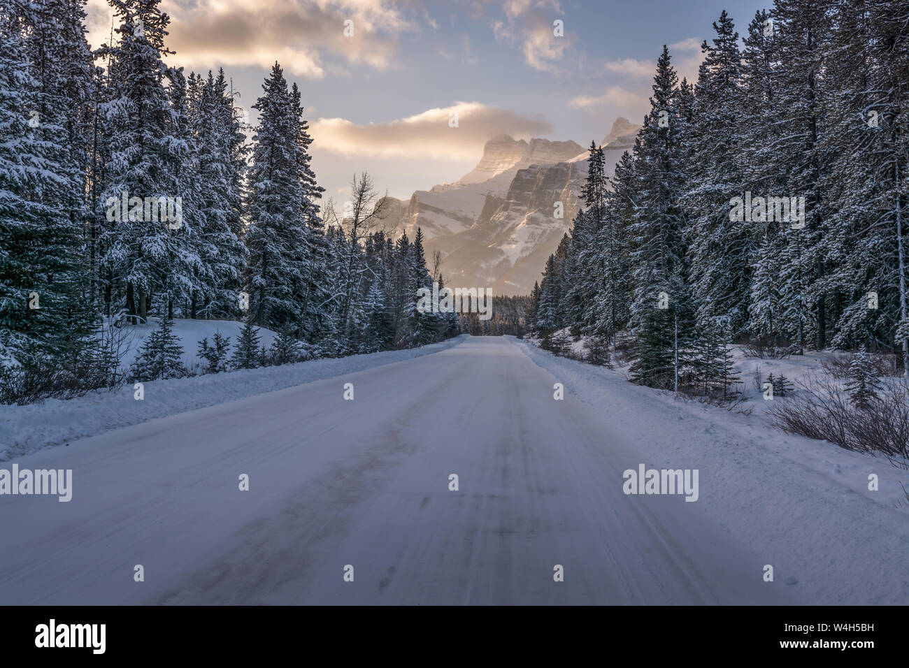 Driving in banff national park hi-res stock photography and images - Alamy